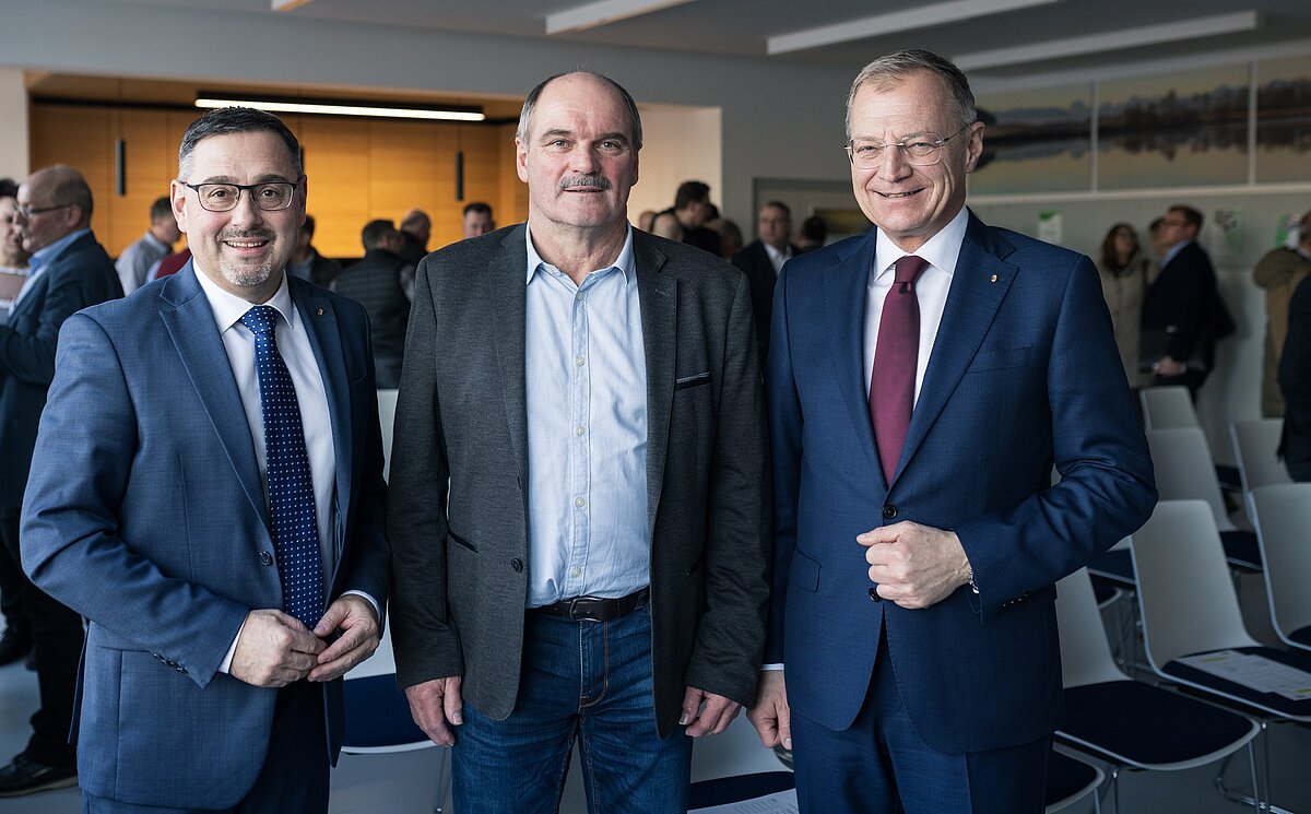 Landeshauptmann Thomas Stelzer und LAbg. Klaus Mühlbacher gratulieren ...